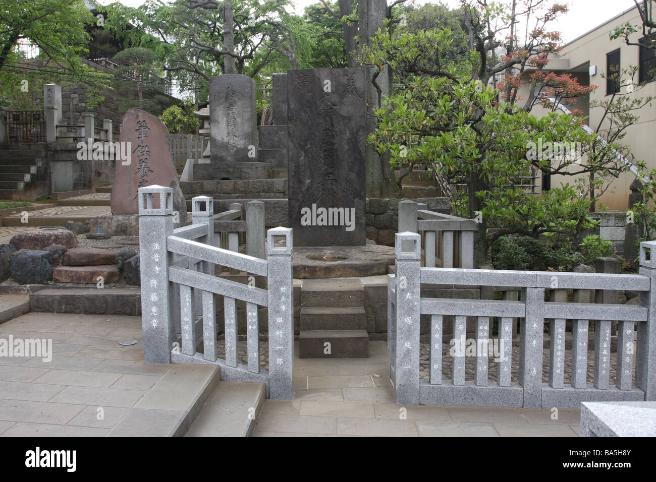 site of 37 ronin samurai temple Stock Photo - Alamy