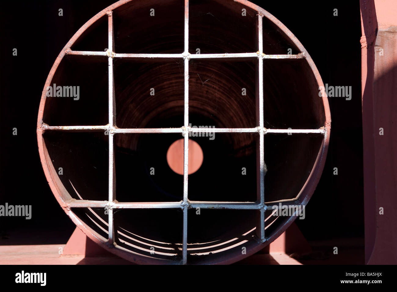 Grating beam hi-res stock photography and images - Alamy