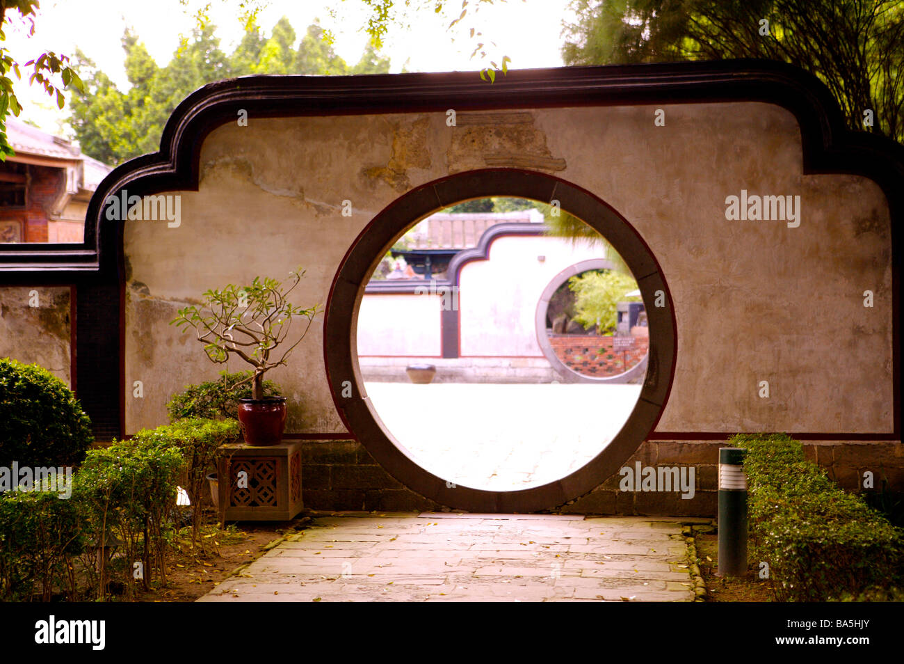 Doorway of classic Chinese architecture Stock Photo - Alamy