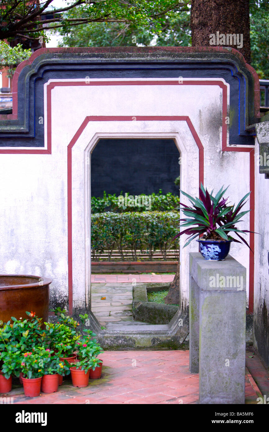 Doorway of classic Chinese architecture Stock Photo - Alamy