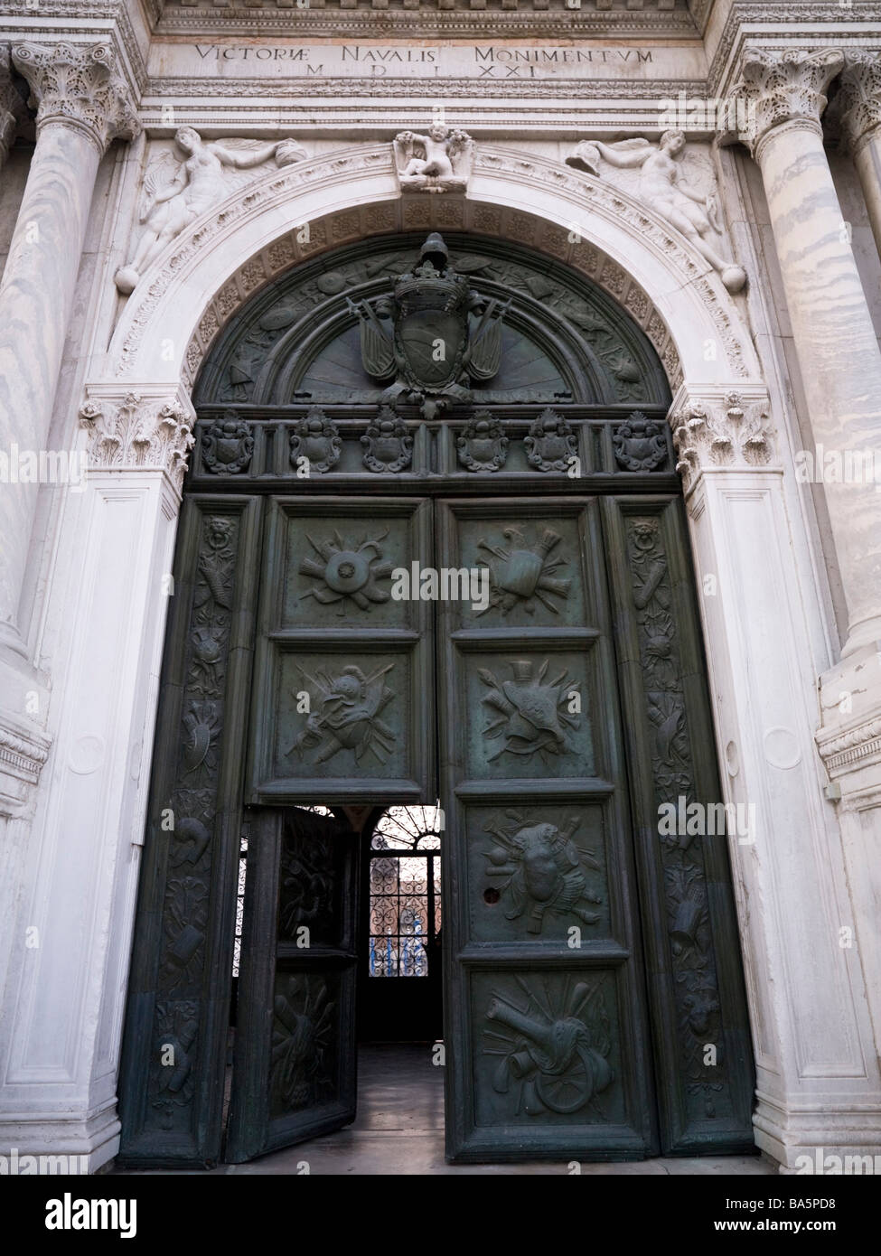Doorways venice hi-res stock photography and images - Alamy