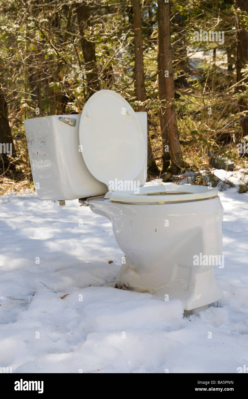 Old toilet sitting out in the snow Stock Photo - Alamy