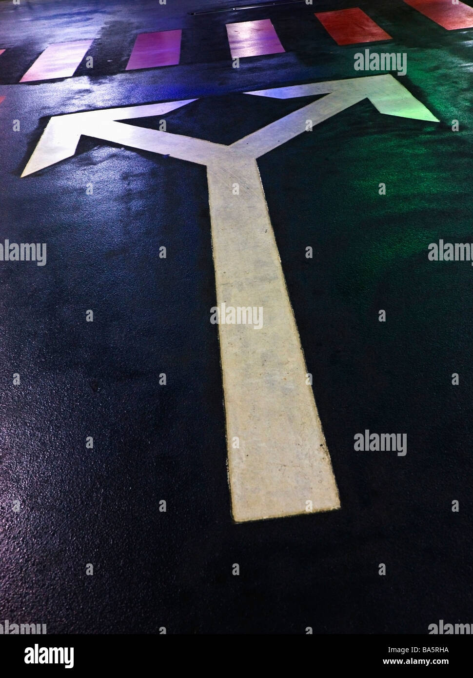 Two headed arrow hi-res stock photography and images - Alamy