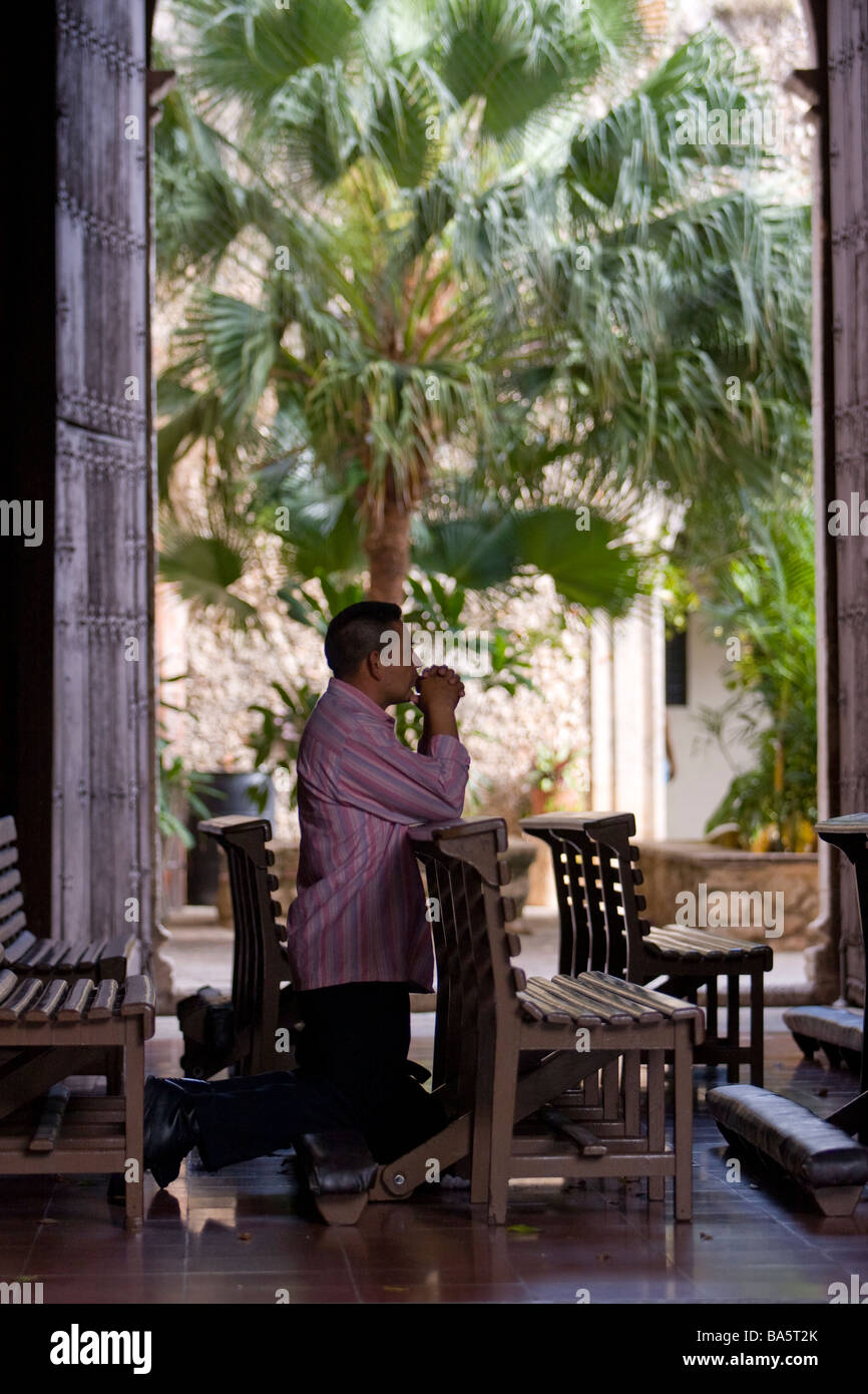 Catholic kneeling hi-res stock photography and images - Alamy