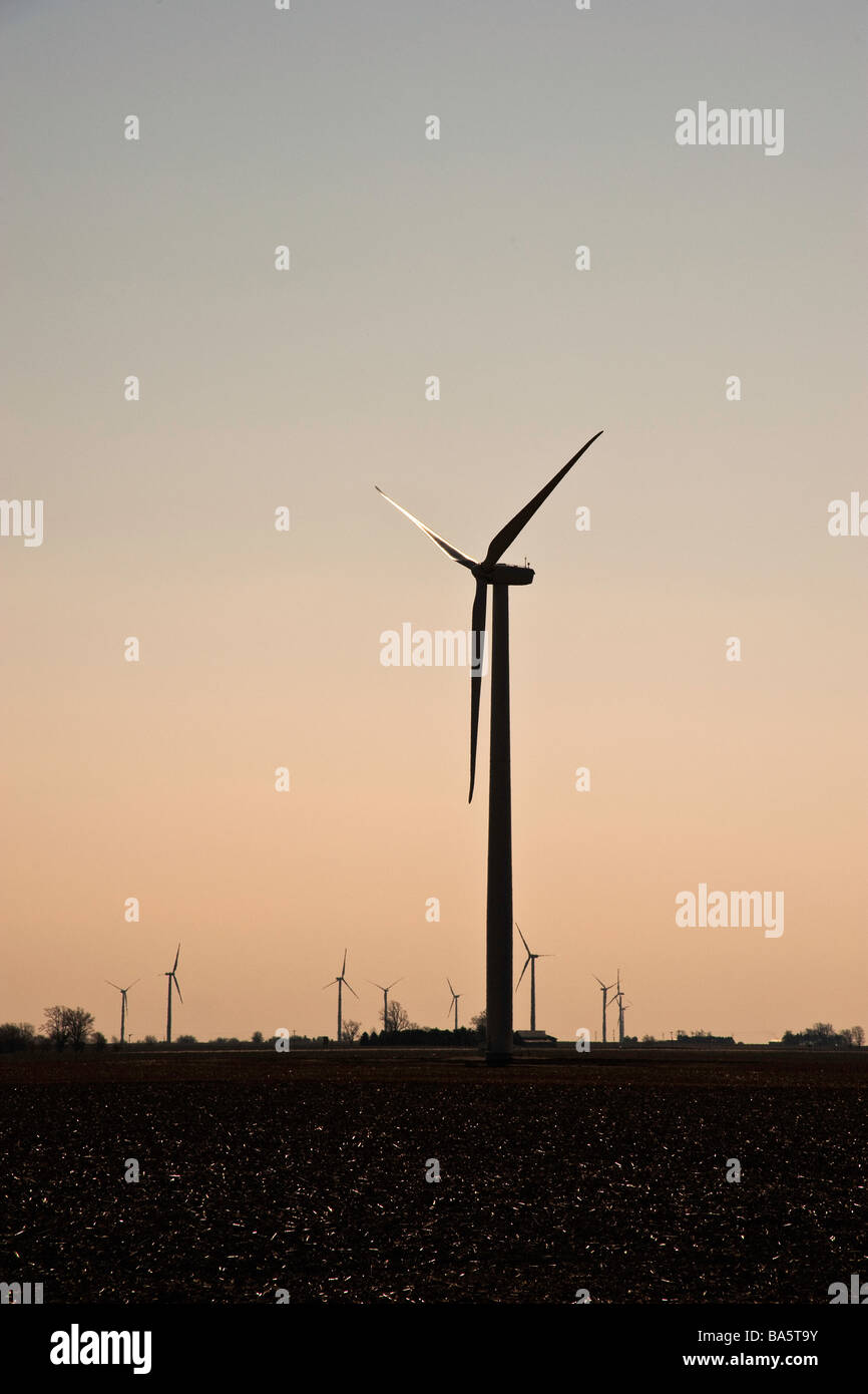 Windmill generating electric power in Midwest farm field Stock Photo ...