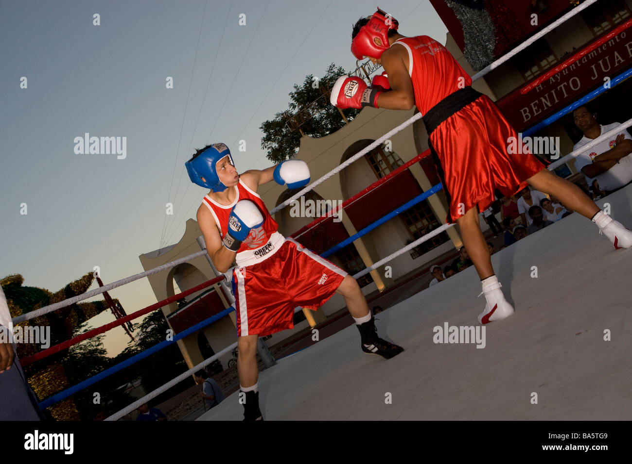 Exhibition boxing fight hi-res stock photography and images - Alamy