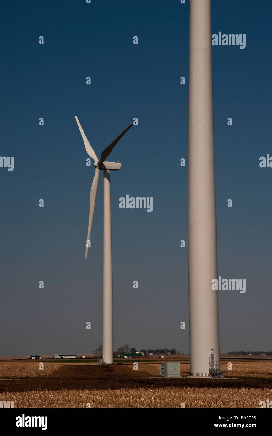 Windmill generating electric power in Midwest farm field Stock Photo ...