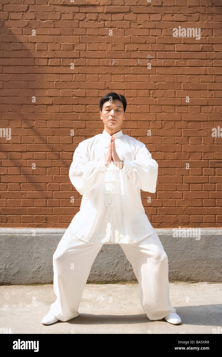Tai chi man position hi-res stock photography and images - Alamy