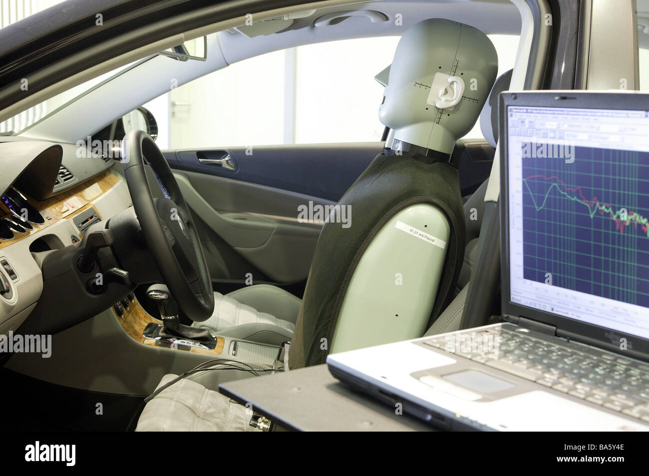 Measuring-laboratory private car test-vehicle Dummy simulation "drivers ...