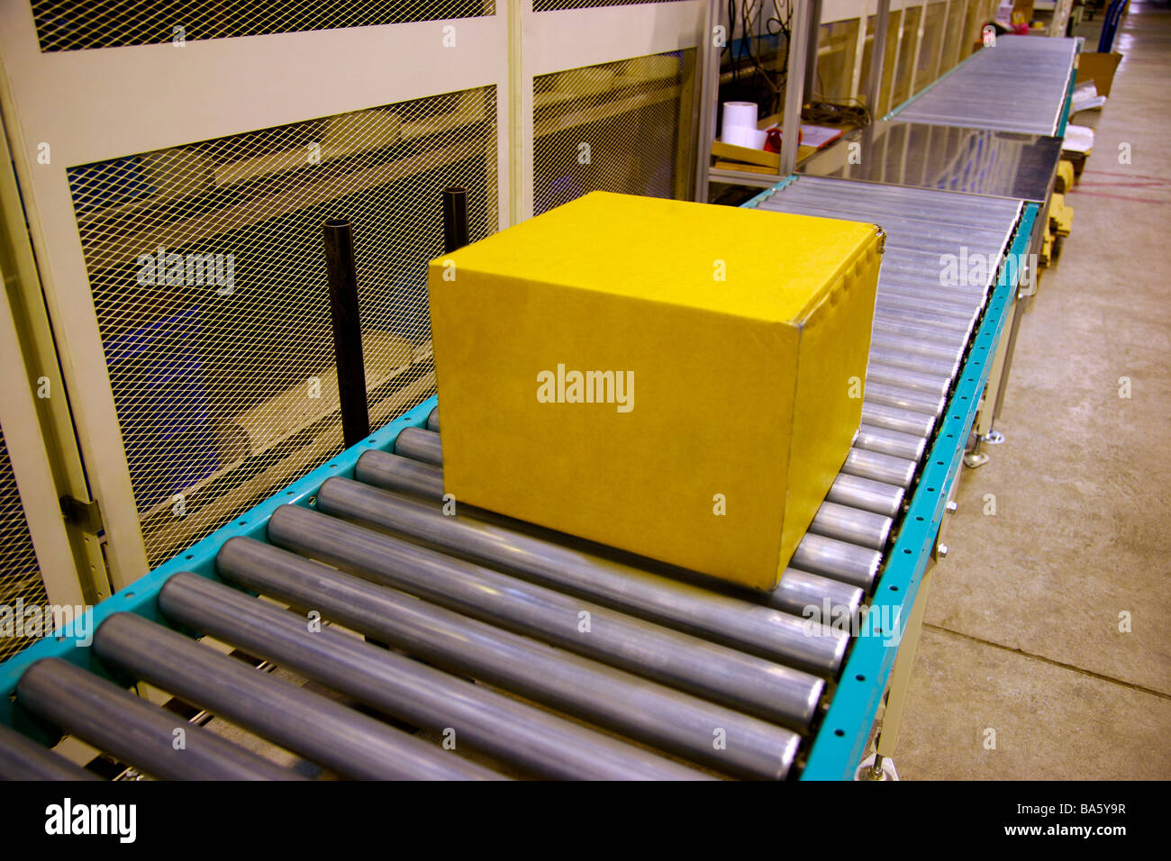 Cardboard box on industrial conveyor hi-res stock photography and ...