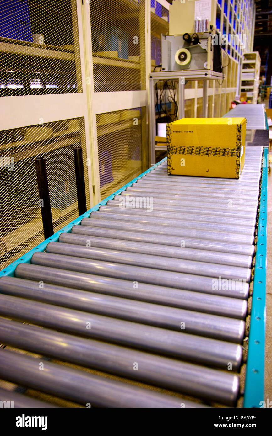 Box on conveyor belt Stock Photo - Alamy
