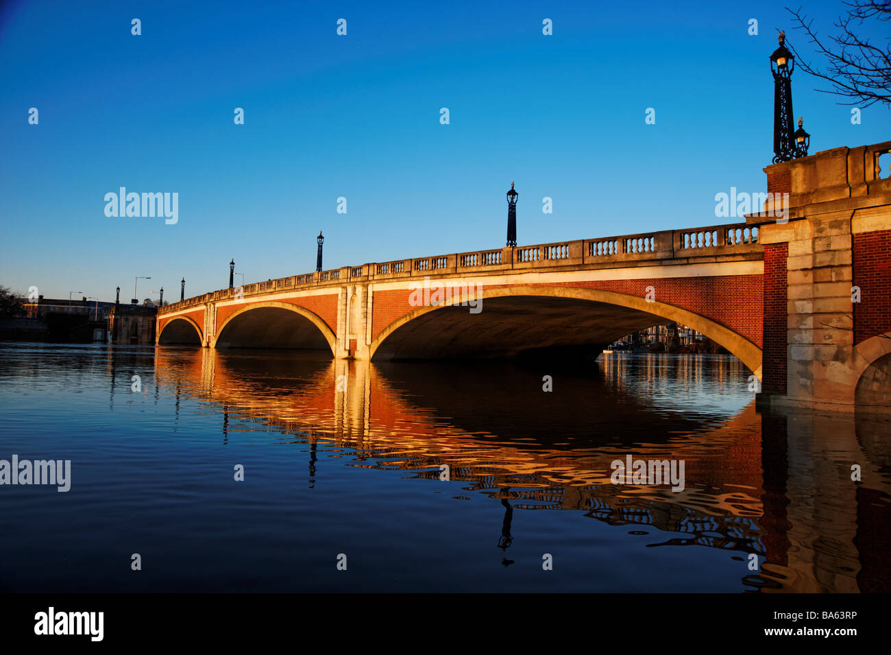 Hampton court bridge hi-res stock photography and images - Alamy