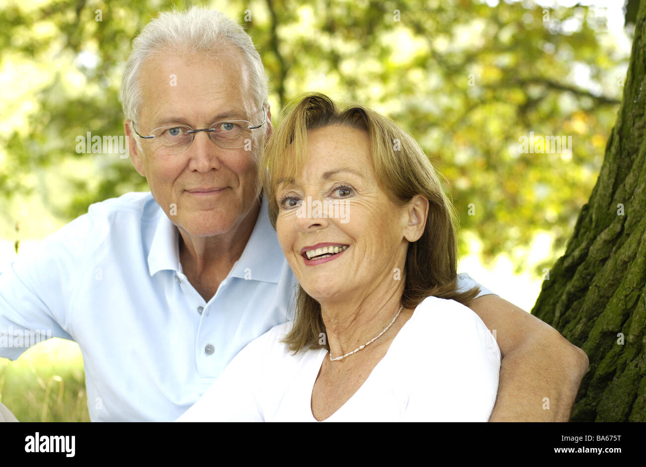 Sits garden senior-pair tree leans cheerfully portrait series people 50 ...