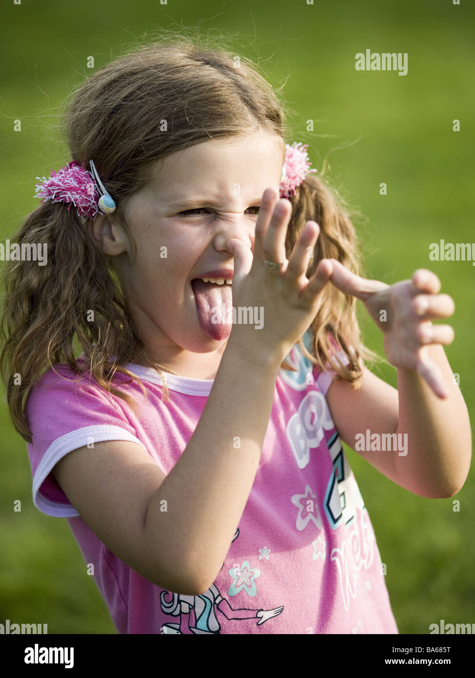 Girls gesture "long nose" semi-portrait series people child 6 years ...