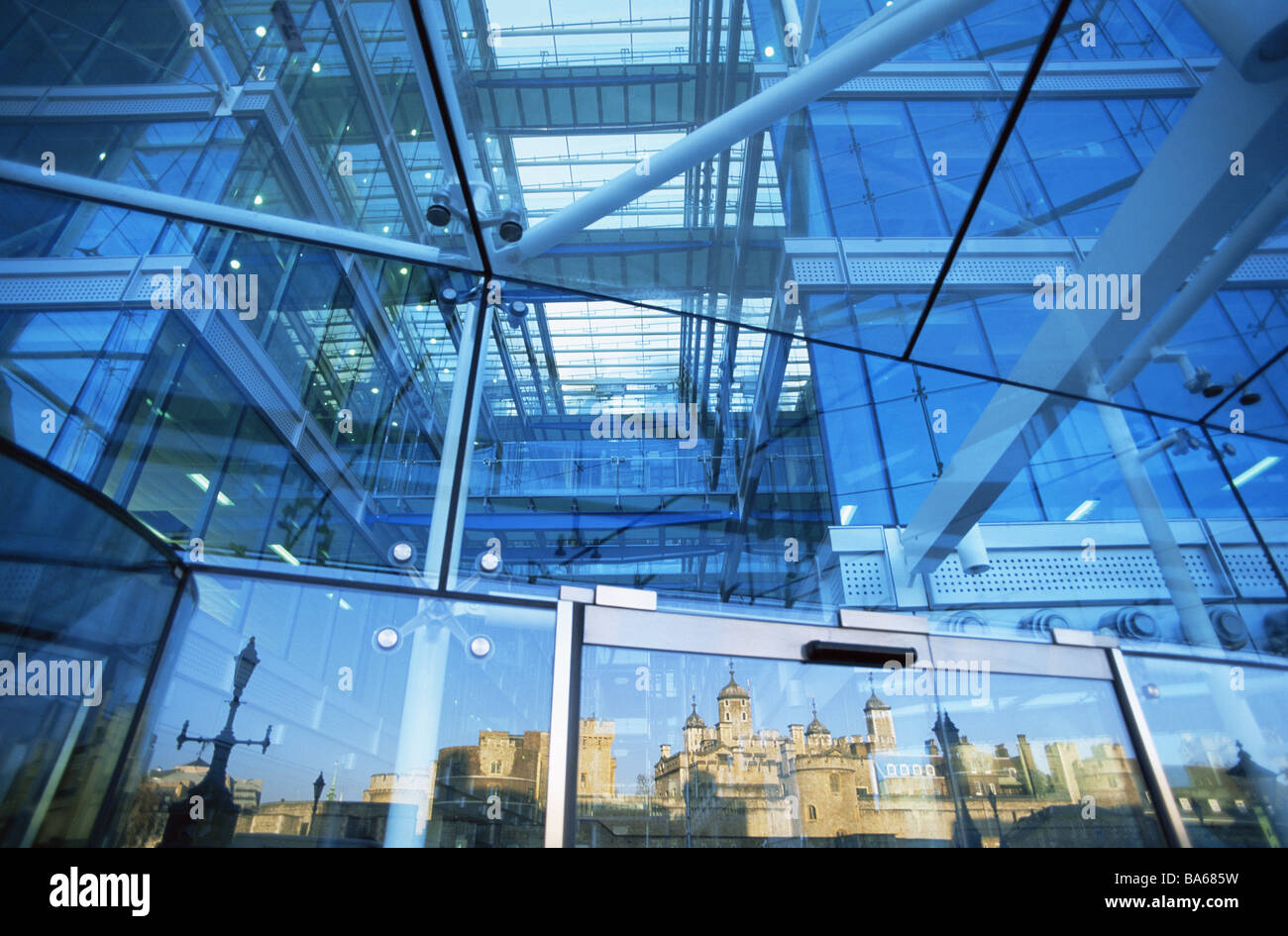 Great Britain London Tower-Bridge-House glass-facade detail reflection ...