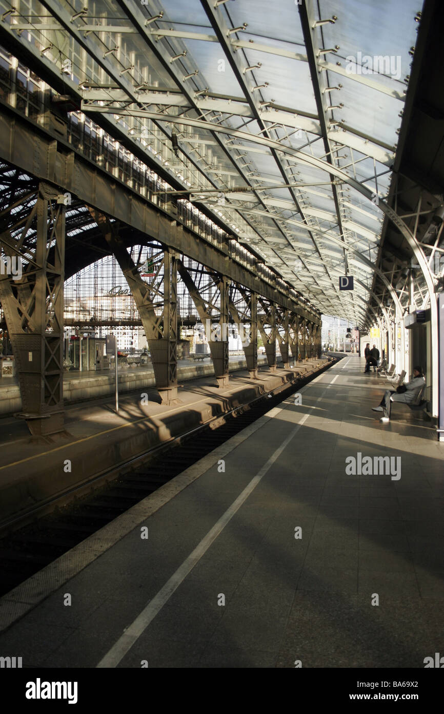 Early morning train station hi-res stock photography and images - Alamy