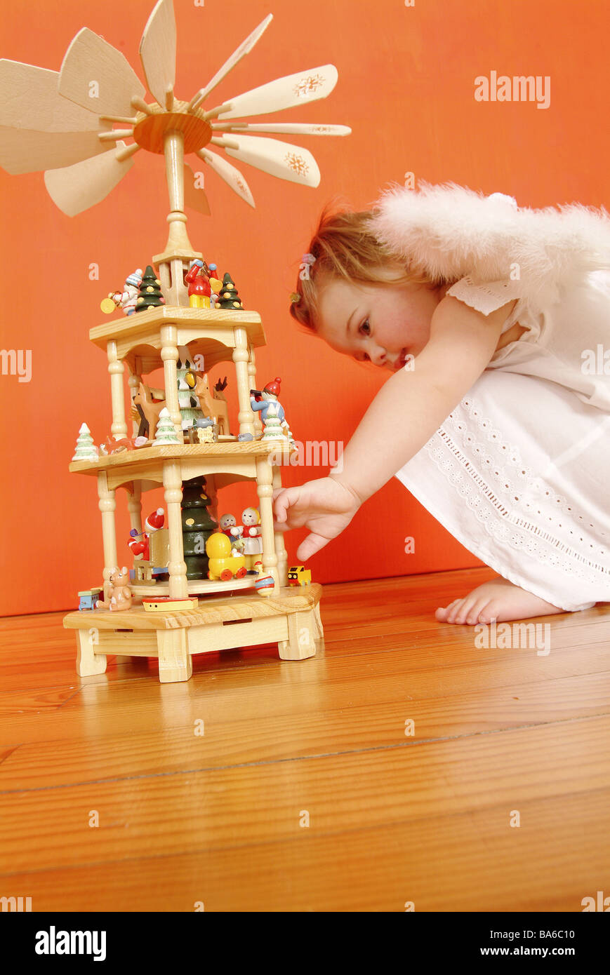 Girls disguise angels barefoot Christmas-pyramid looks at detail series ...