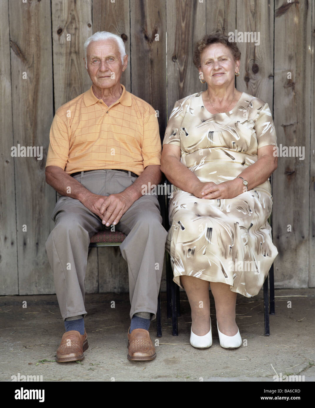 Wood-wall senior-pair chairs Bretterwand barn people old seniors 70-80 ...