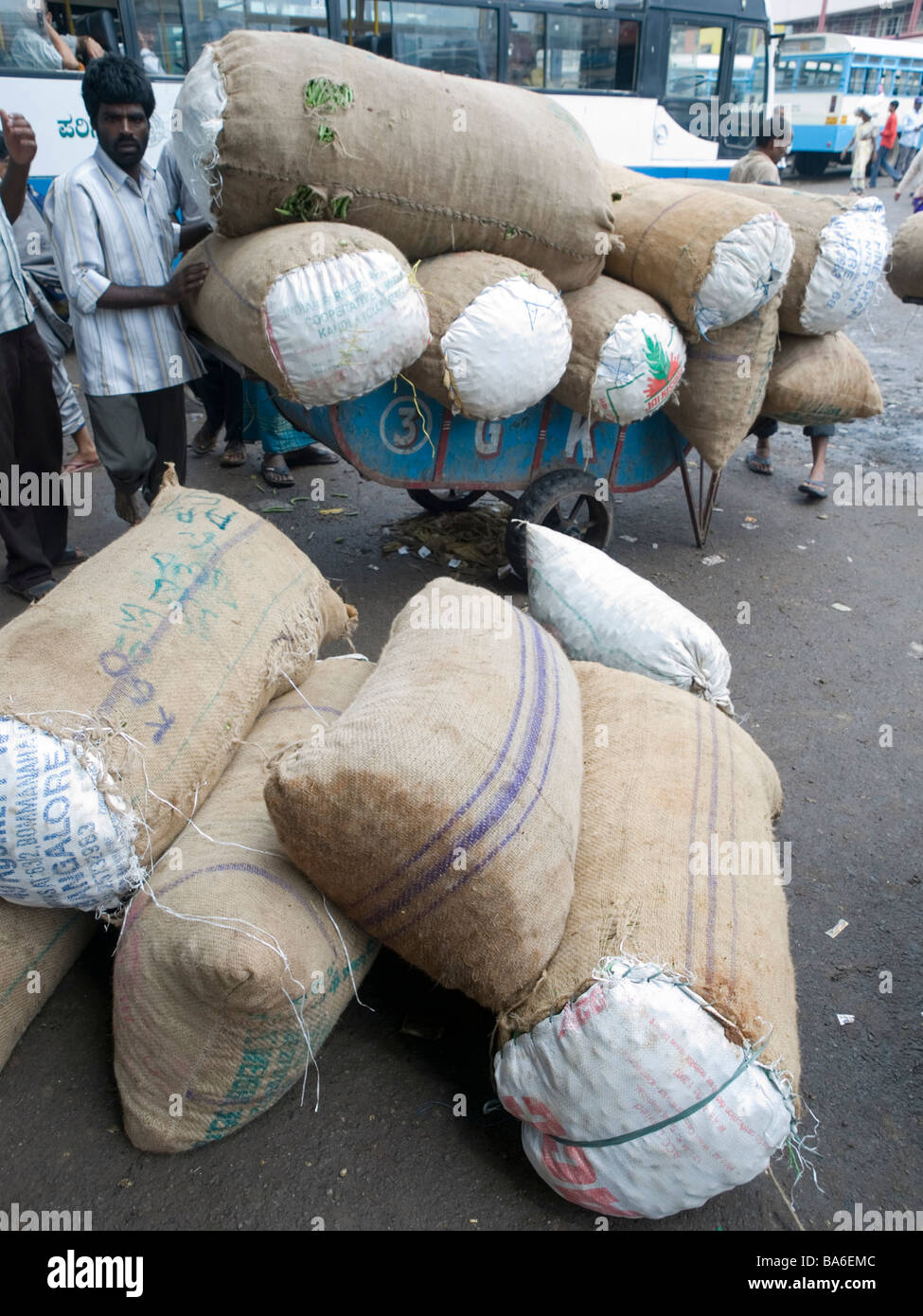 Third world outdoor market hi-res stock photography and images - Alamy