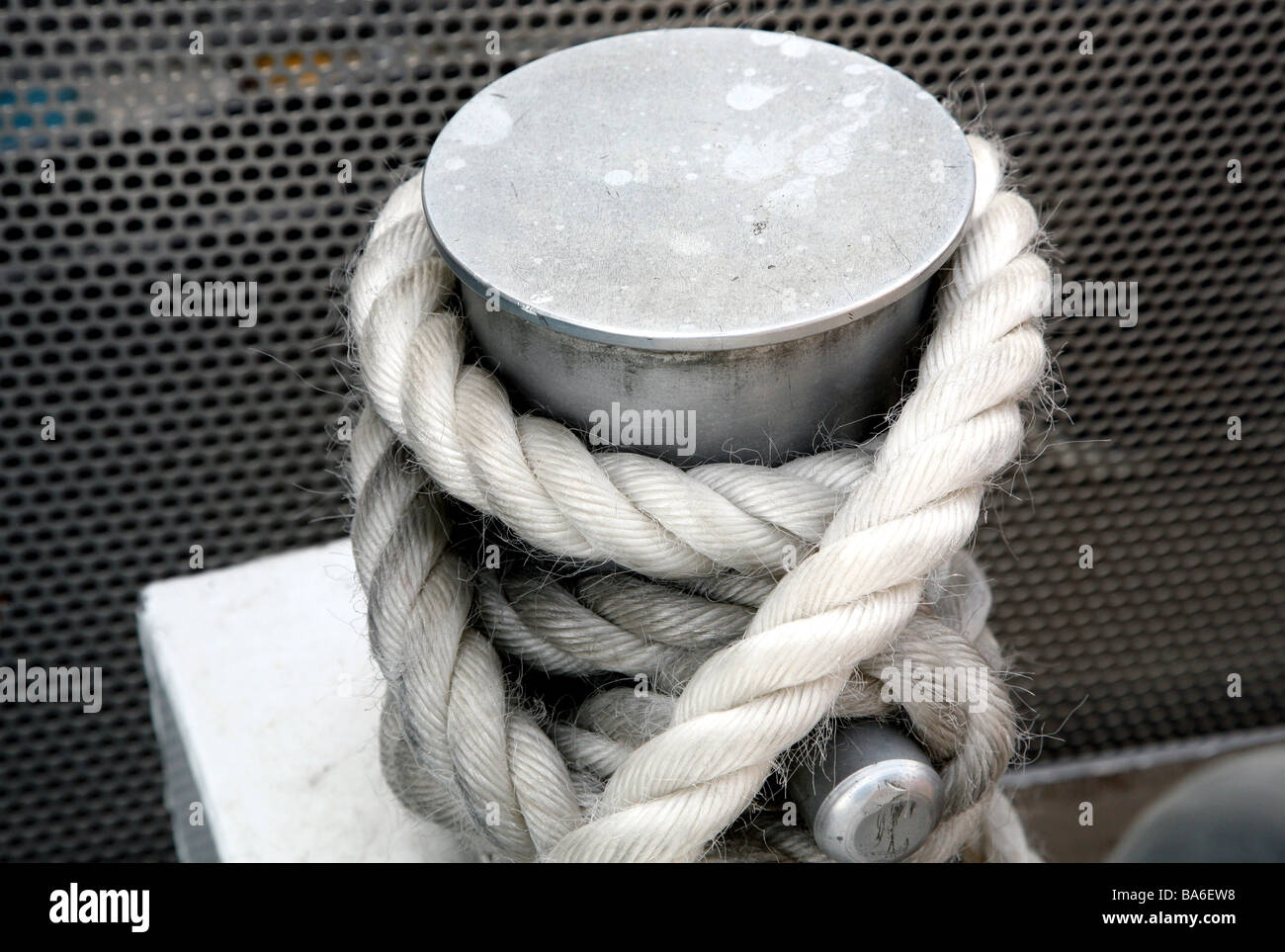 Capstan and rope hi-res stock photography and images - Alamy