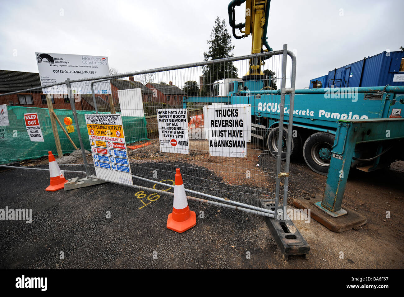 Construction site safety signs hi-res stock photography and images - Alamy