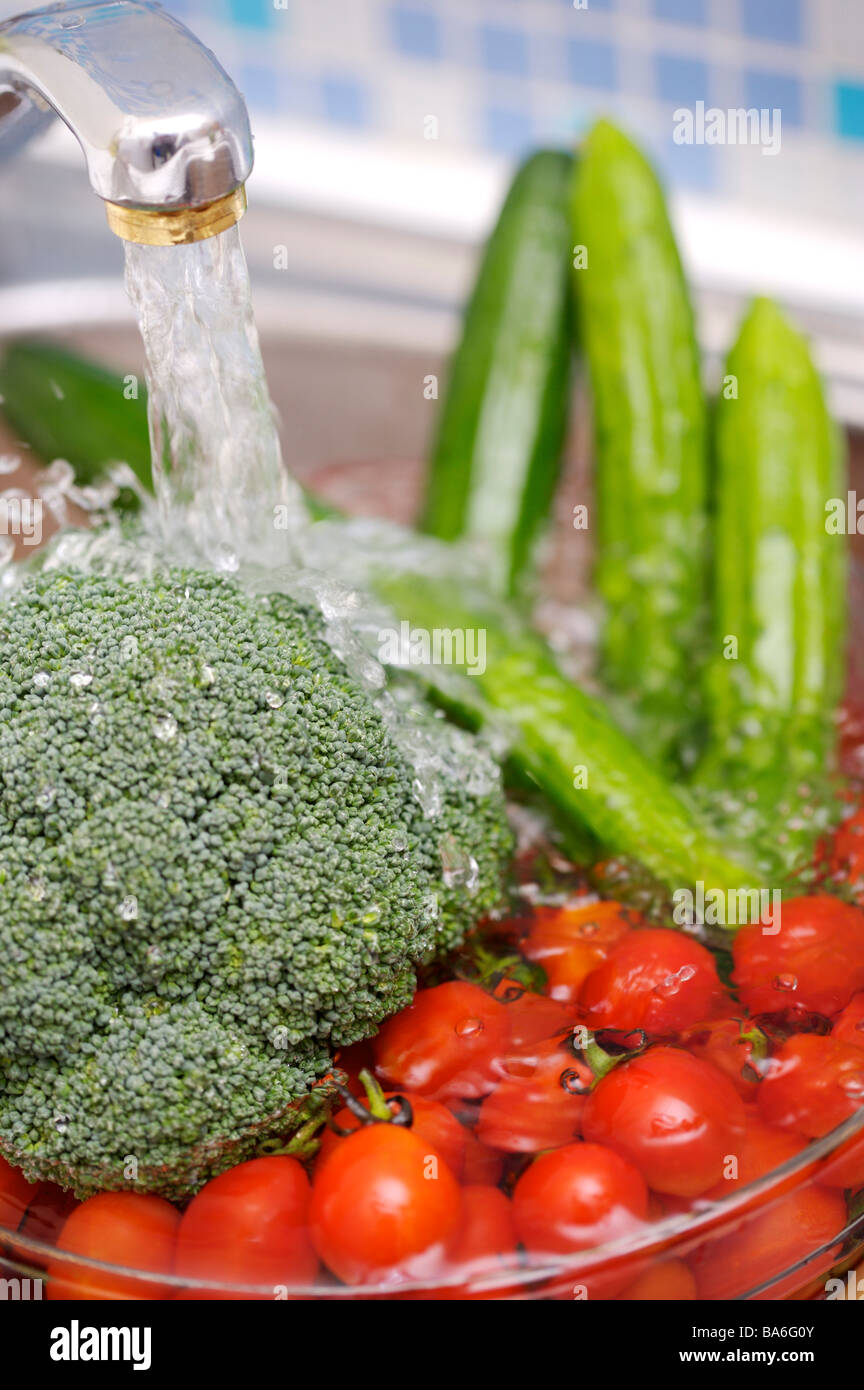 Water pouring into kitchen sink with vegetable Stock Photo - Alamy