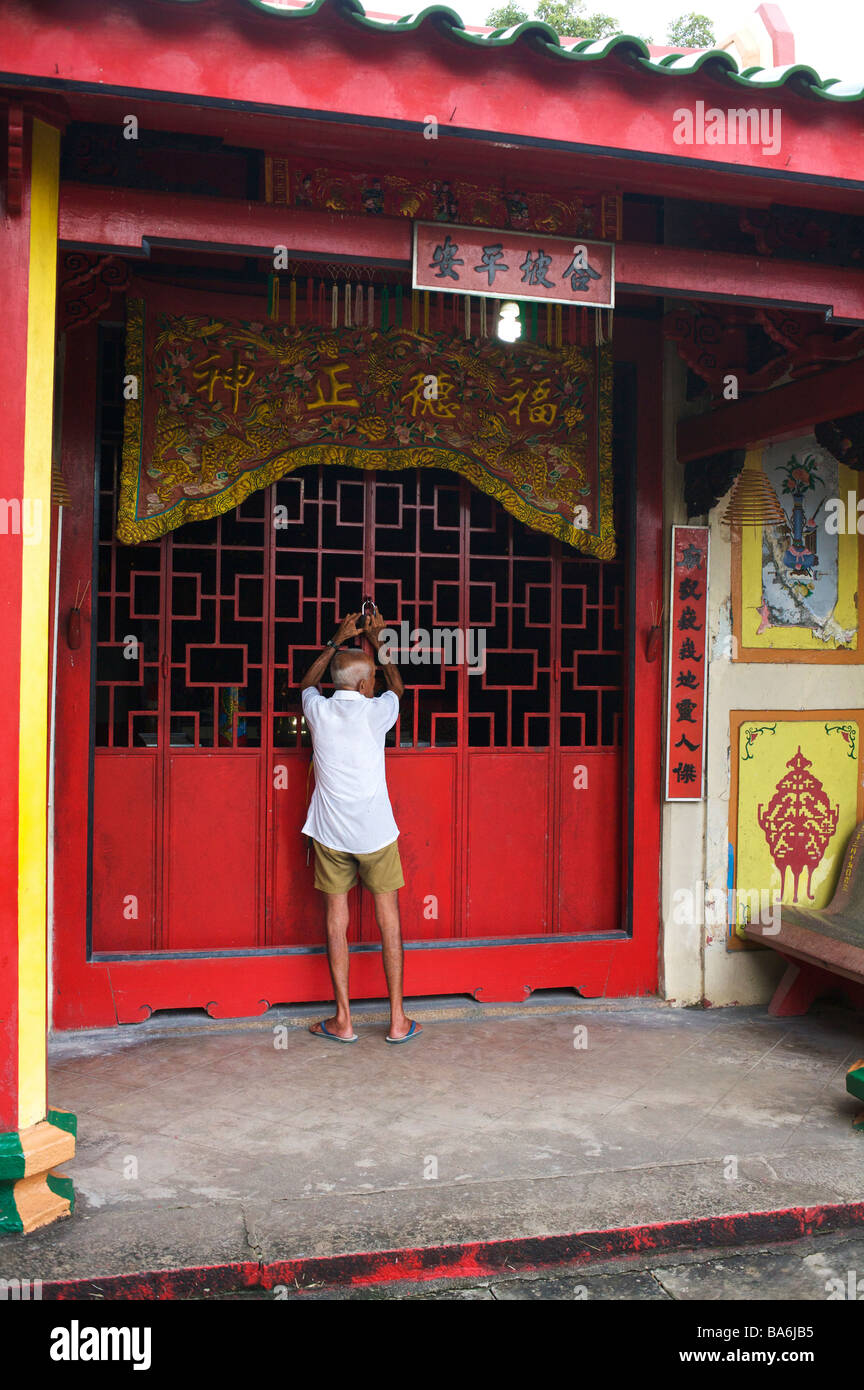 Caretaker locking chinese temple Stock Photo - Alamy