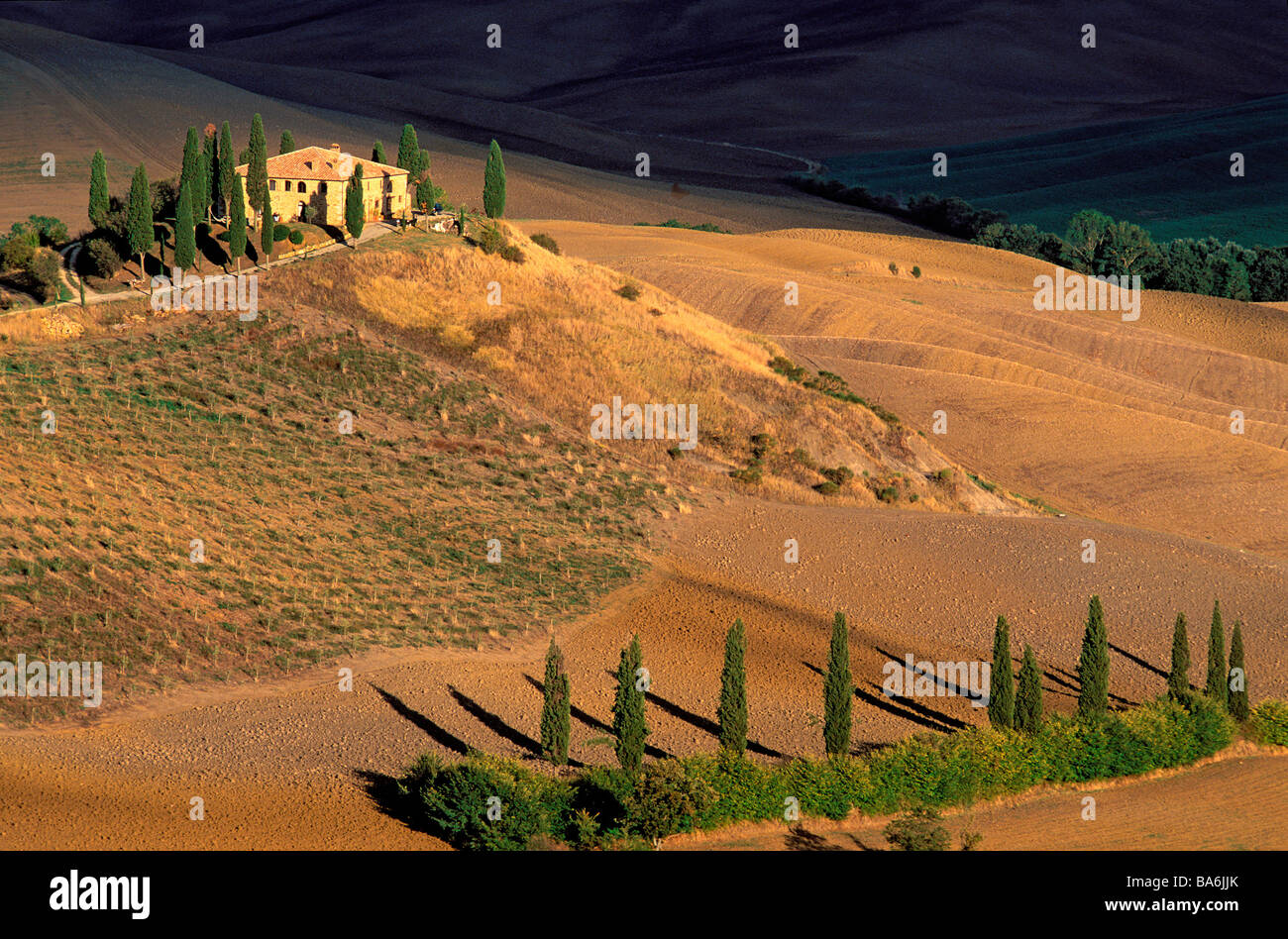Italy, Tuscany, Sienna Province, landscape with ridges, farm near San ...