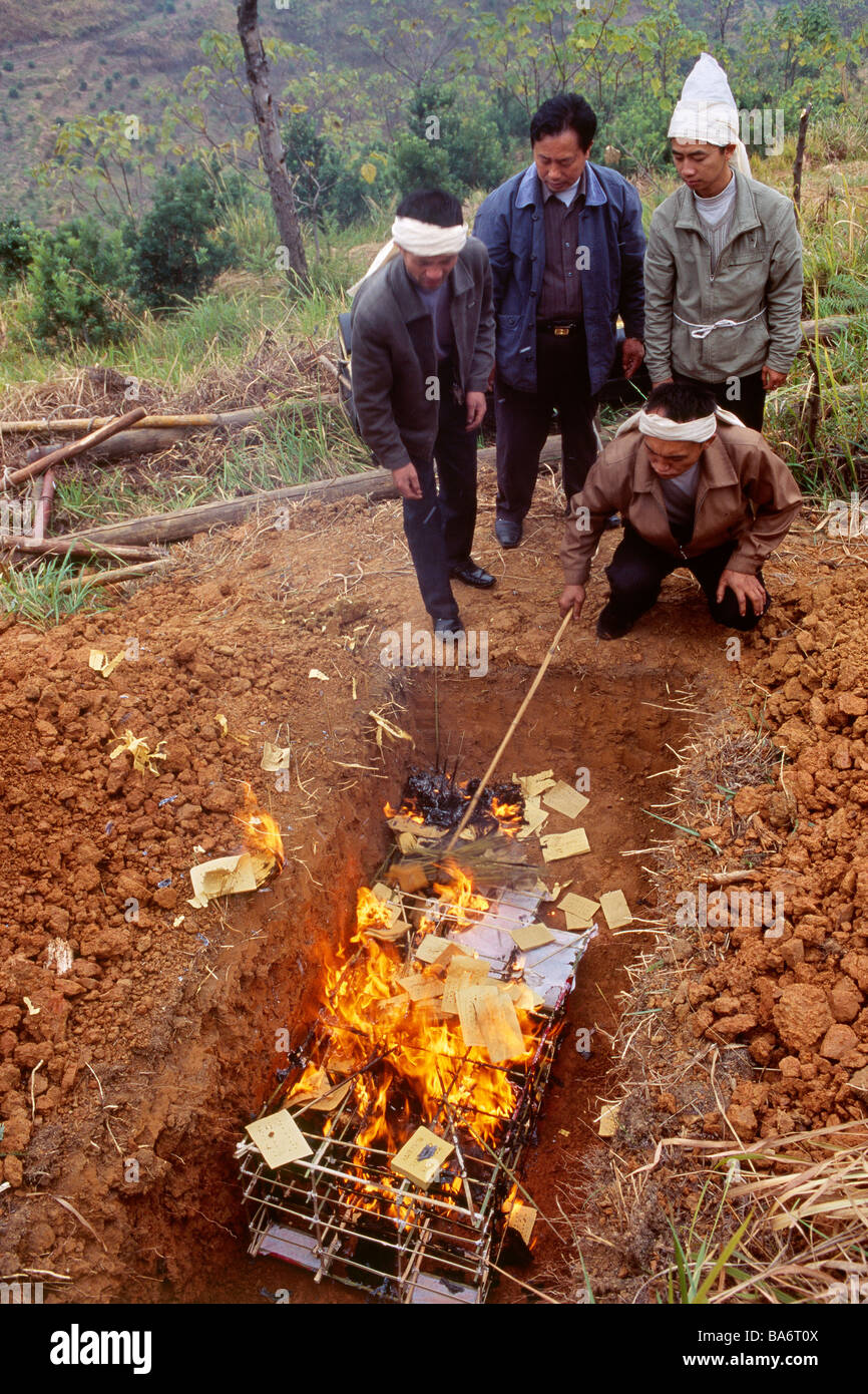 China, Guizhou province, Pingtang, Han funeral, burning of fake money ...