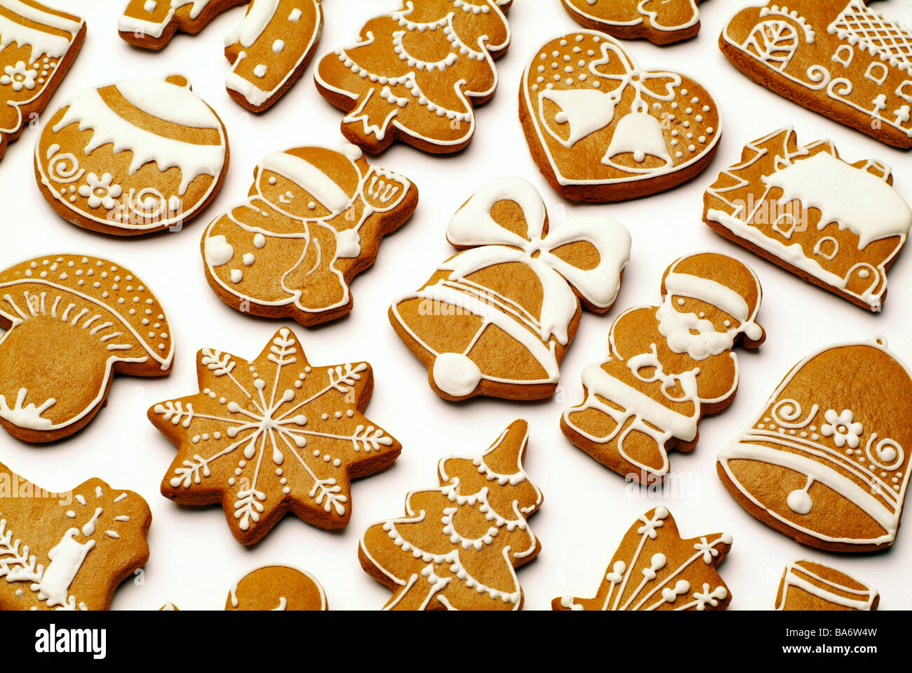 Gingerbread-figures decorates frosting Christmas-bakery forecastle ...