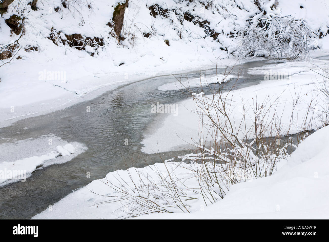 Riverside snow hi-res stock photography and images - Alamy