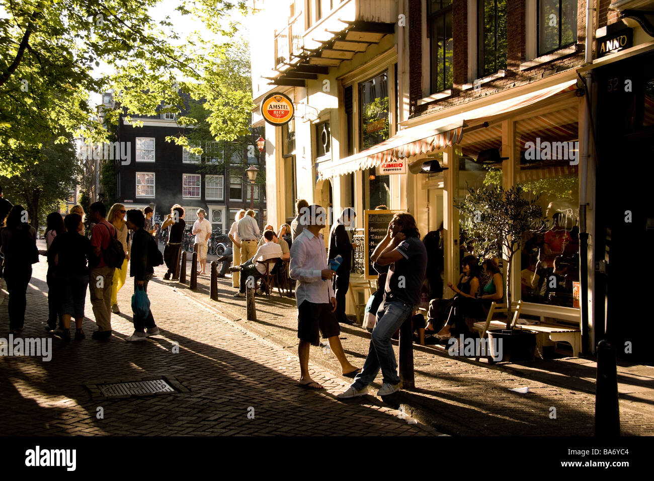 Women crowd sun hi-res stock photography and images - Alamy