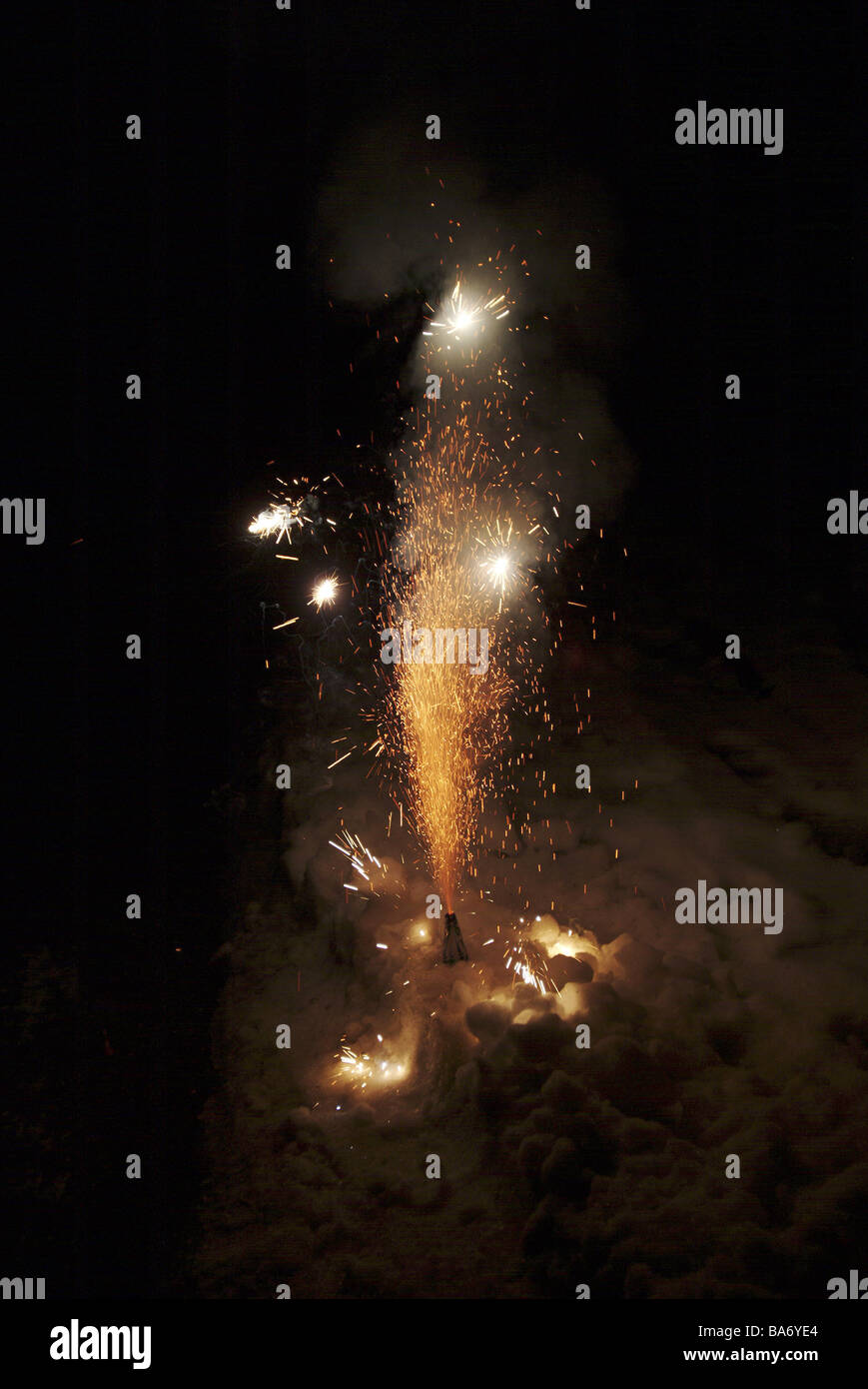 New Year's Eve fireworks "volcano" spark-rain night turns of the year ...