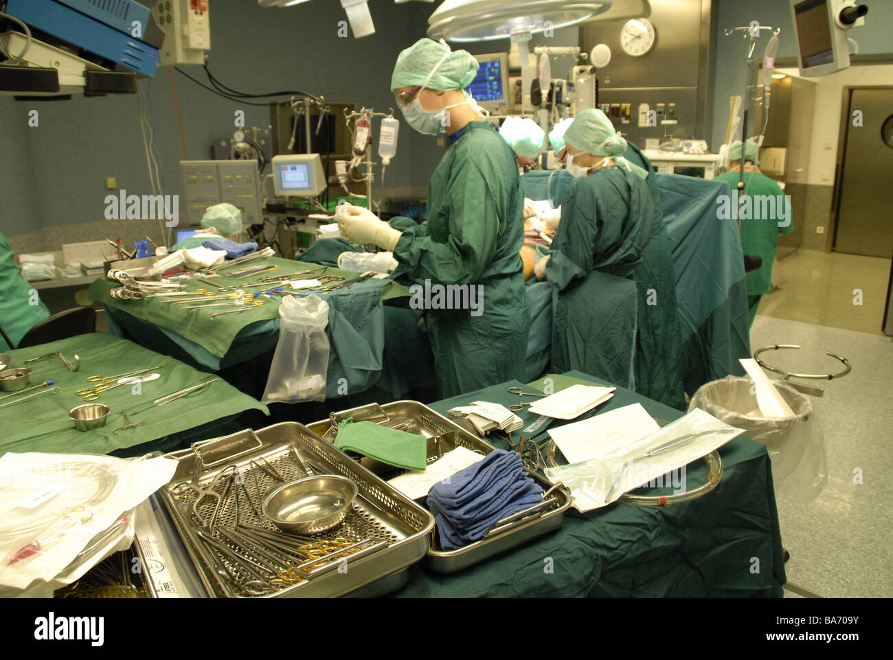 OP-Saal medical-team patient operation tables Op-Besteck series ...
