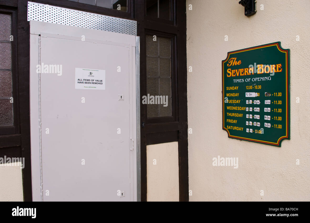 Run down pub hi-res stock photography and images - Alamy