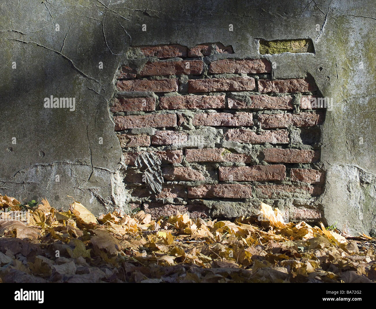 Brick wound hi-res stock photography and images - Alamy