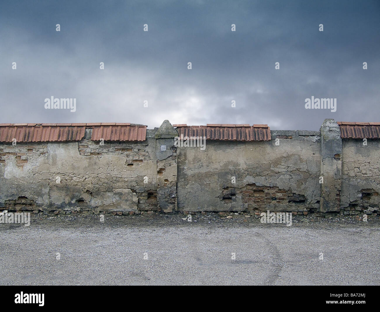Becomes addicted to wall old cloud-heavens gray dismal thunderstorm ...