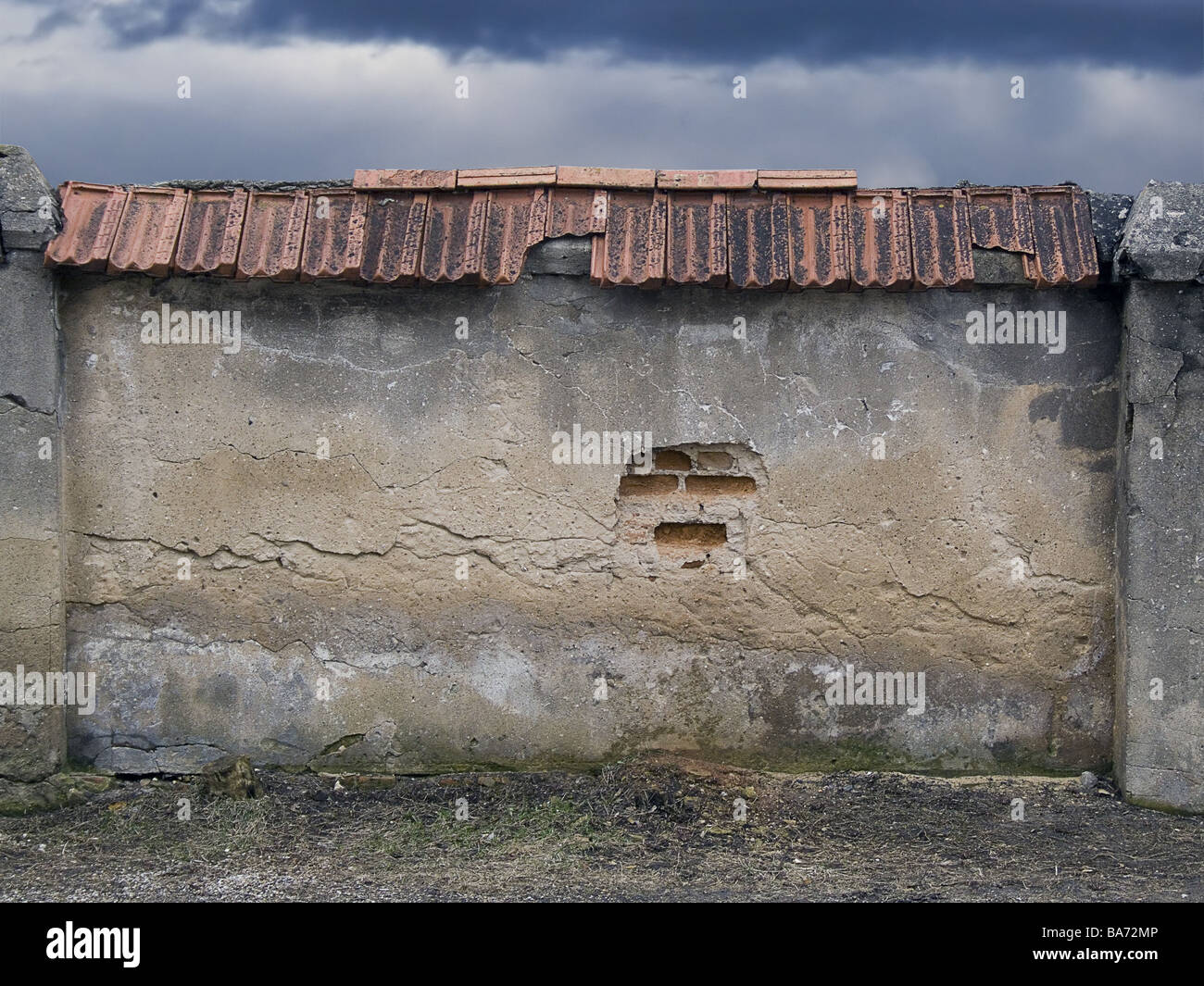 Becomes addicted to wall old cloud-heavens gray dismal thunderstorm ...