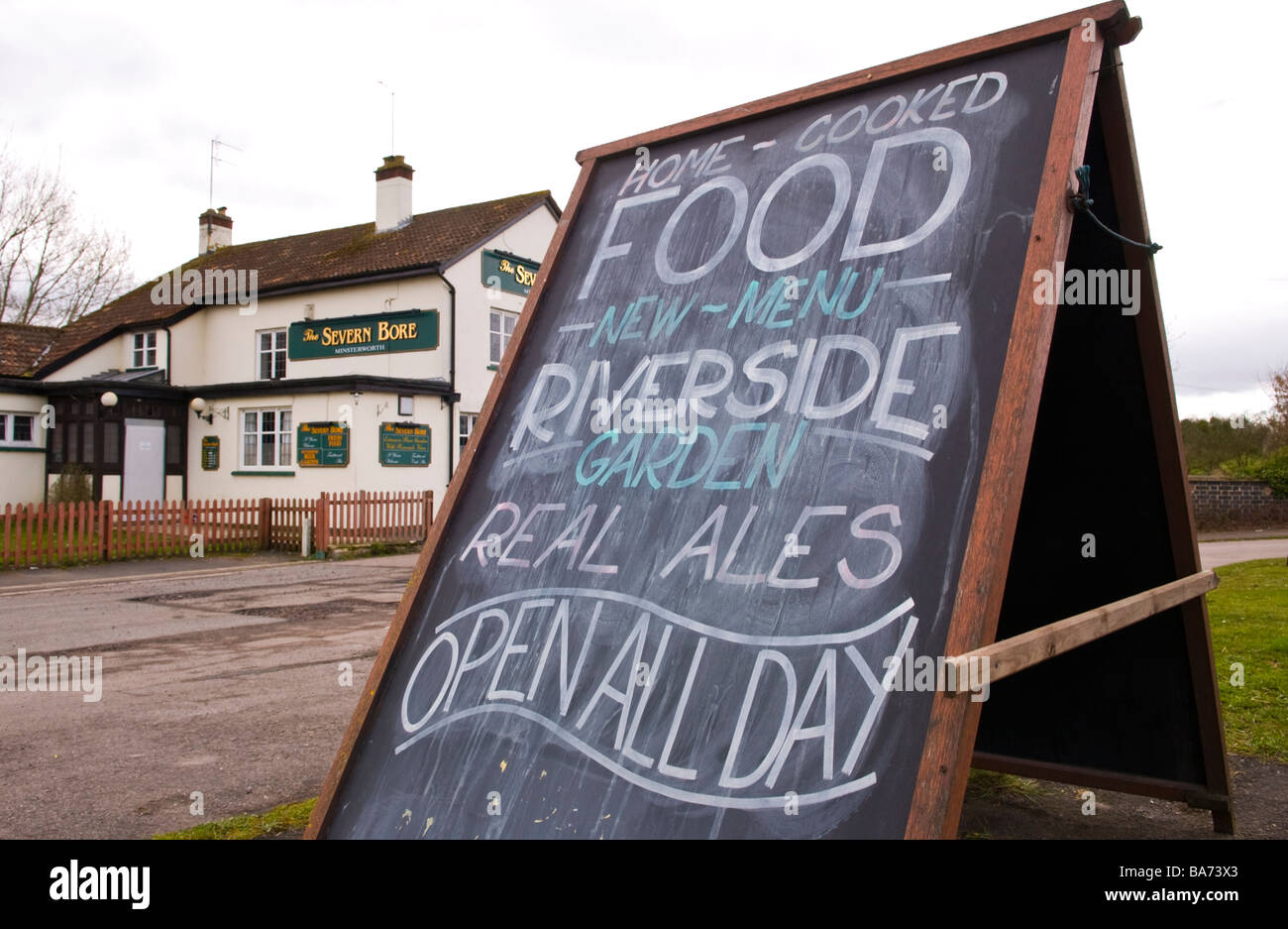 Closing down pub hi-res stock photography and images - Alamy