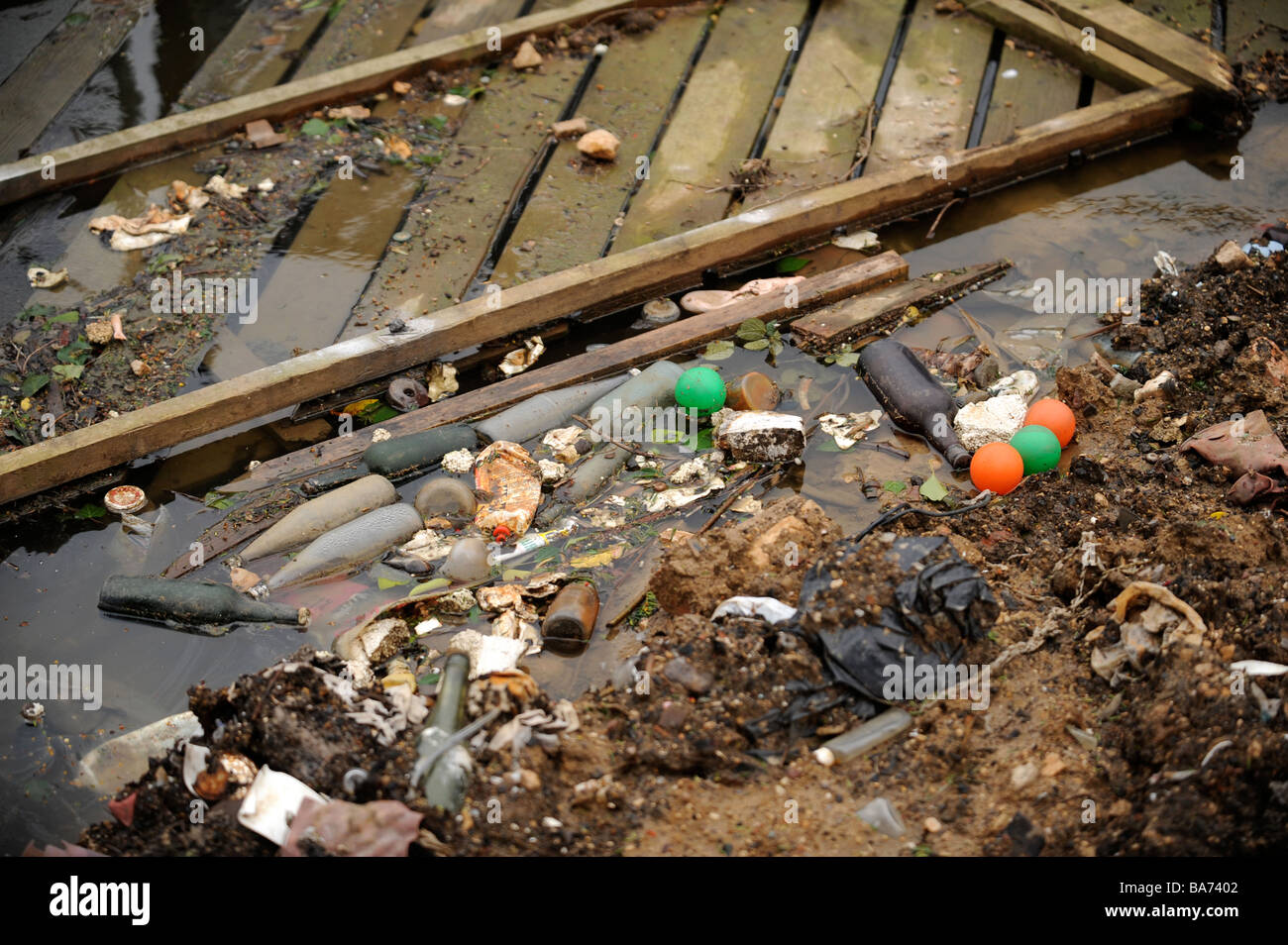 Waterway waterways rubbish hi-res stock photography and images - Alamy