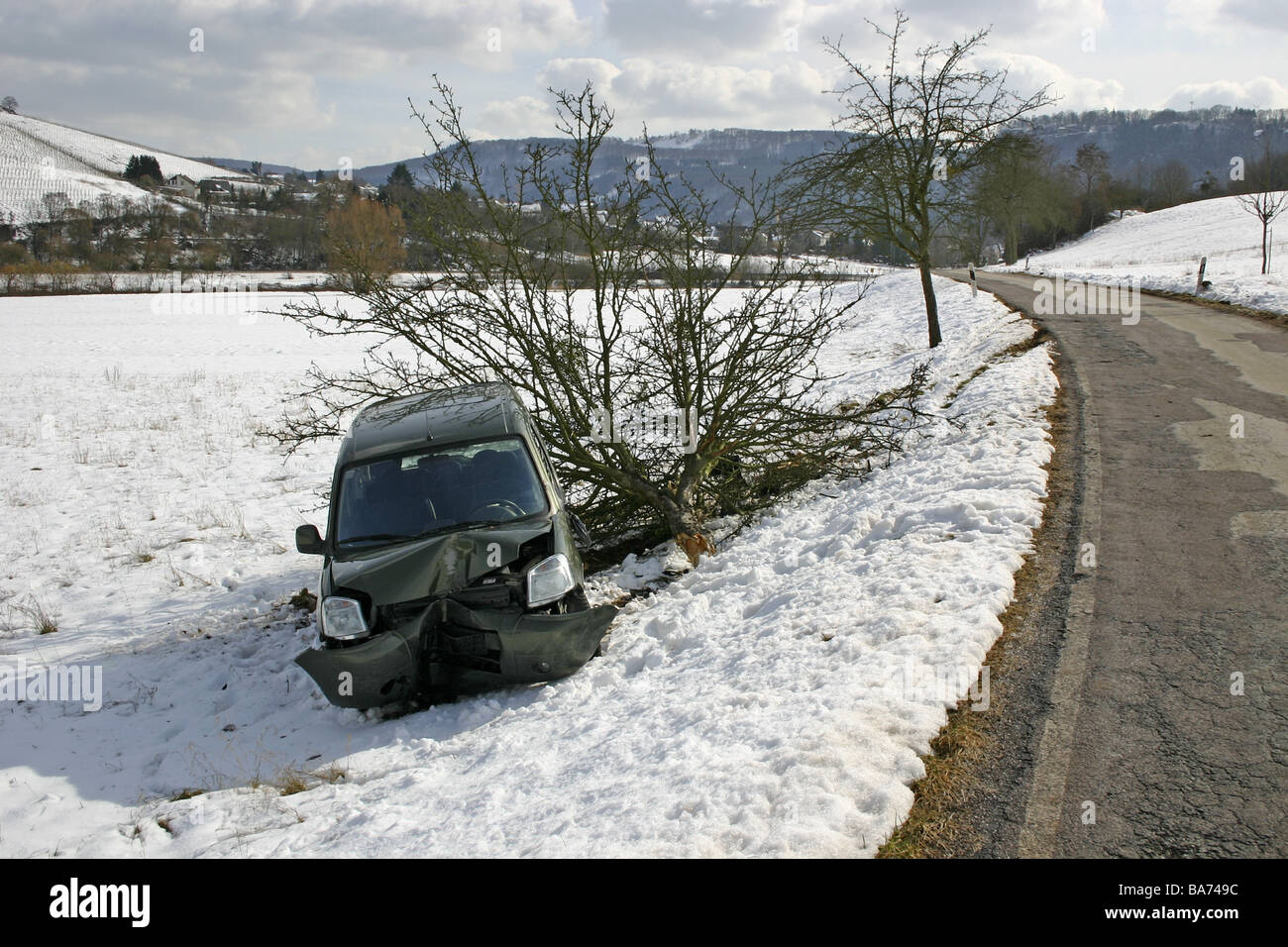 Country road car accident total-damage tree winters auto tree berlingo ...
