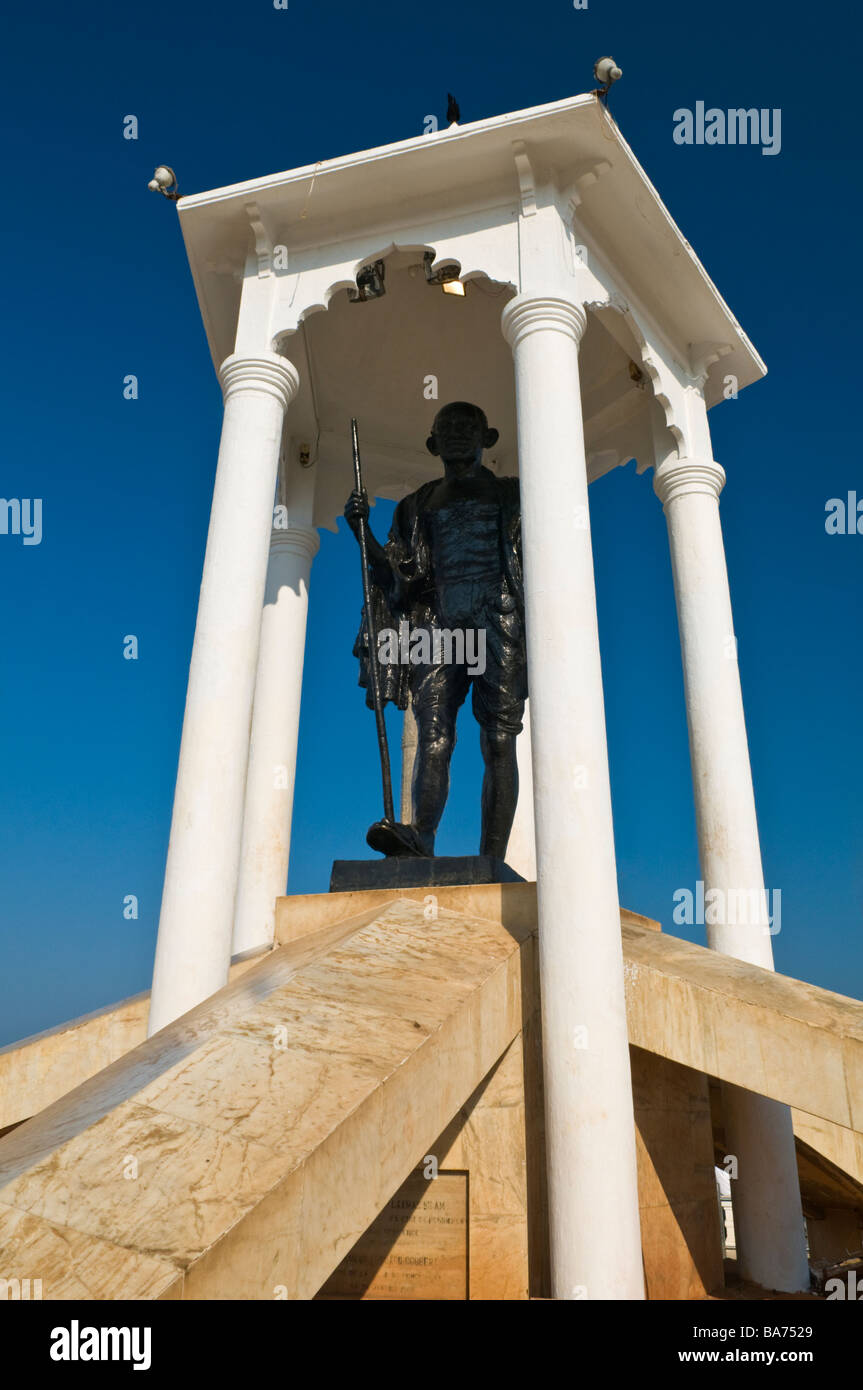 Pondicherry beach gandhi statue hi-res stock photography and images - Alamy