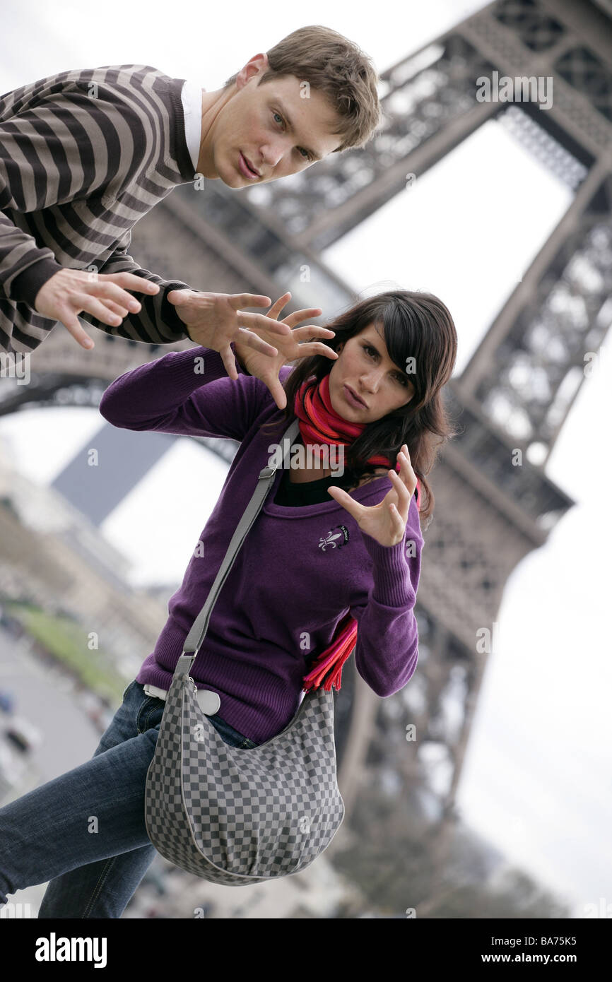 France Paris pair young gesture pose Eiffelturm detail 20-30 years ...