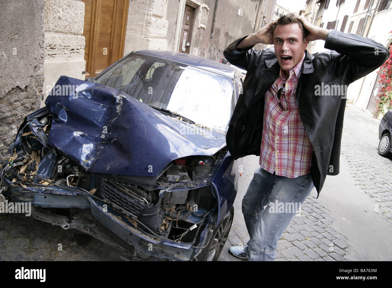 Man gesture car horrifies accident total-damage alley 20-30 years ...