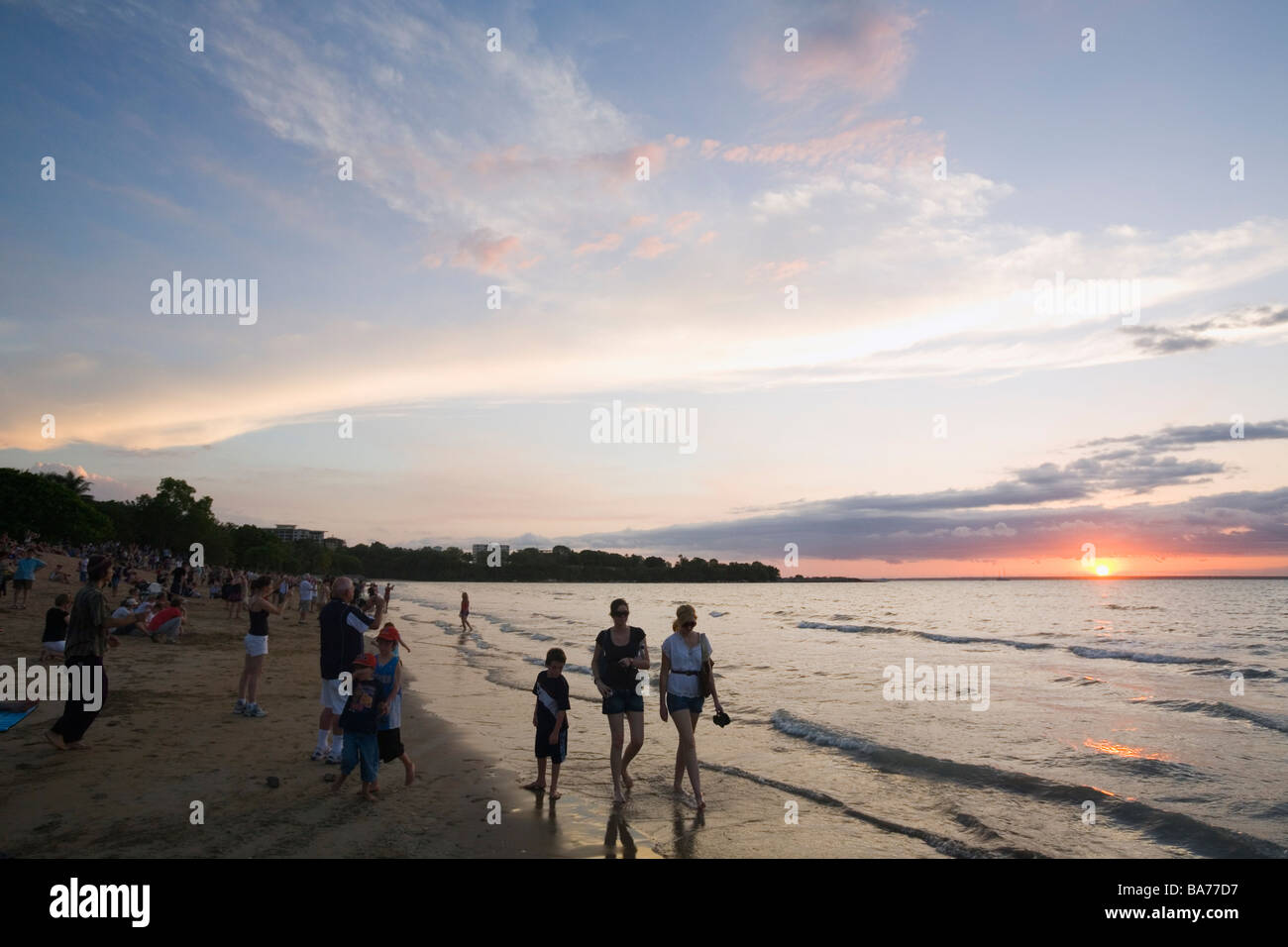 Crowds on Mindil Beach for sunset. Darwin, Northern Territory ...