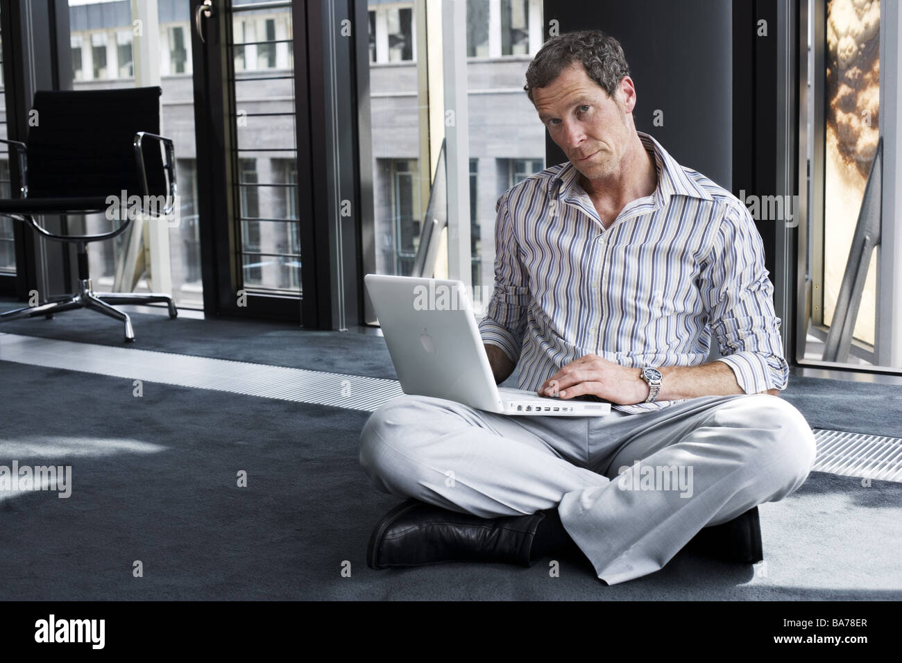 Sits series hi-res stock photography and images - Alamy