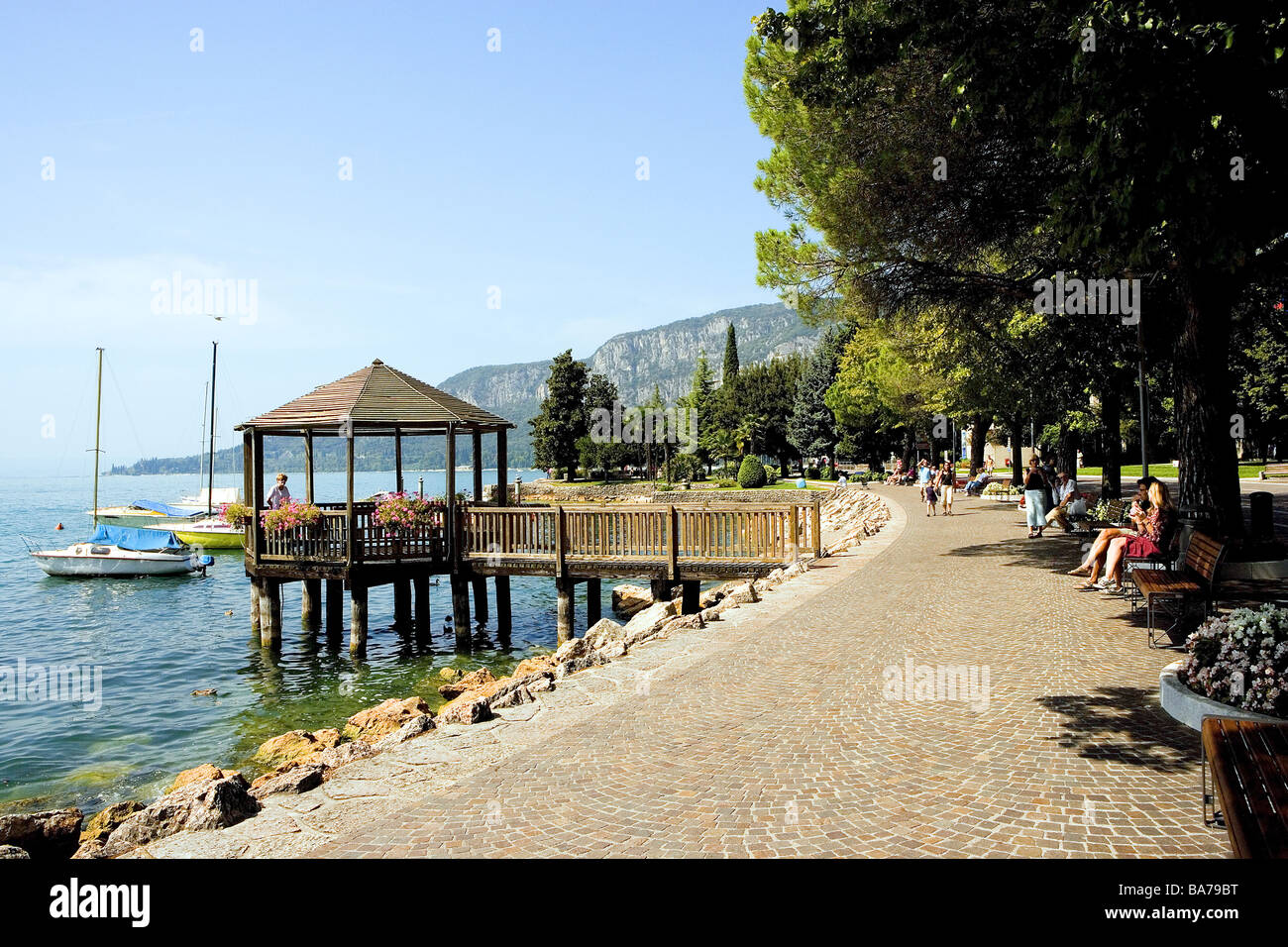 Italy Gardasee Garda rock-coast landing place boats bridge pavilion ...