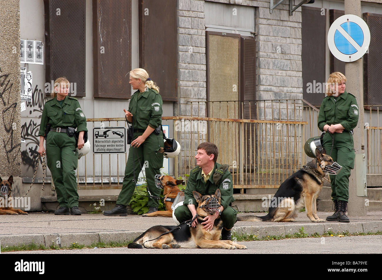 Police dog leaders hi-res stock photography and images - Alamy