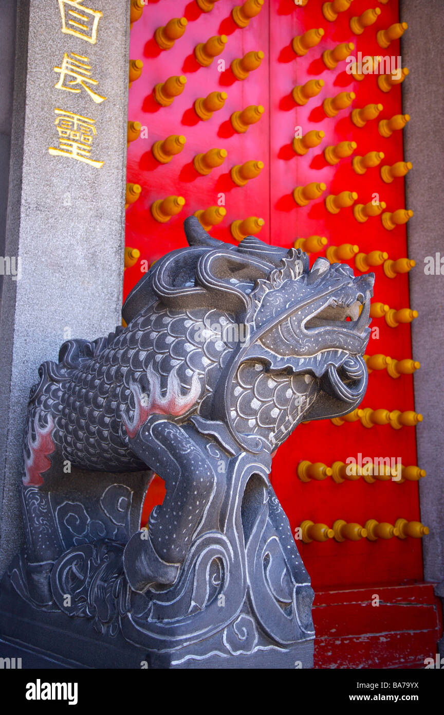 Lion statue red door hi-res stock photography and images - Alamy