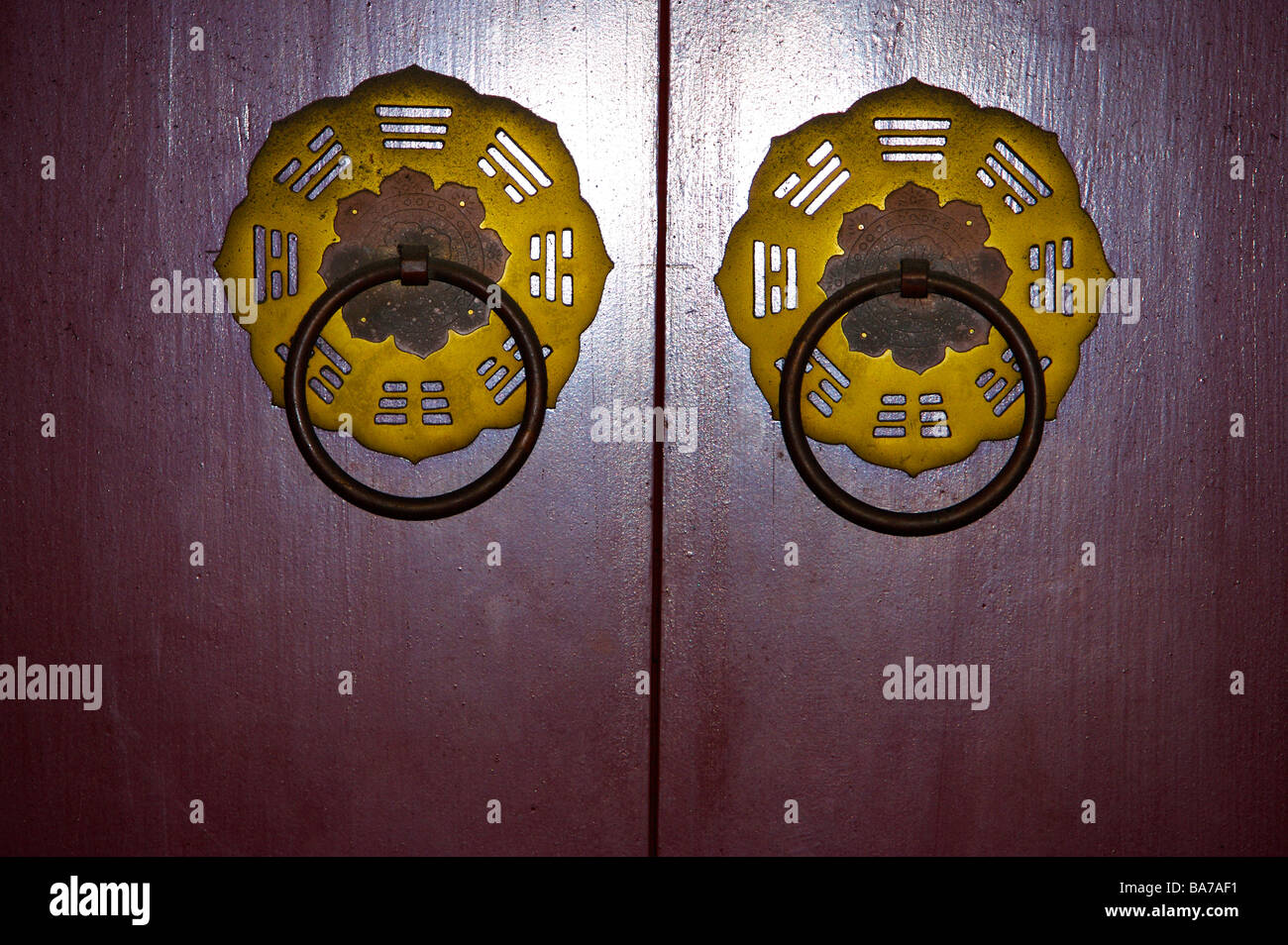 Chinese wooden gate Stock Photo - Alamy